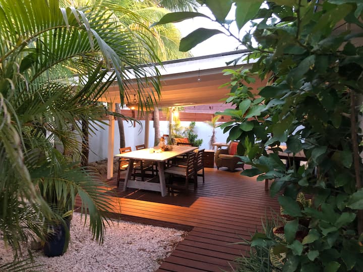 Charming Home One Block From The Sea - Curazao