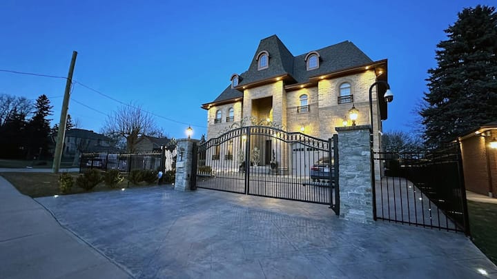 Castle 5 Bedroom Home - Richmond Hill