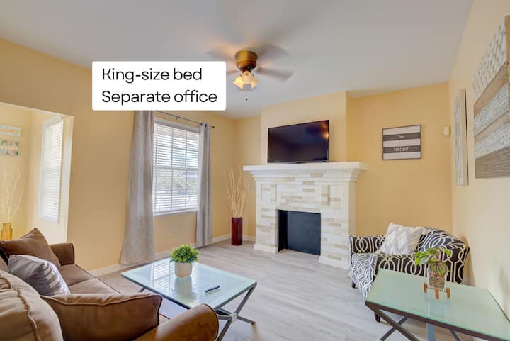 King Bed & Office By Tgh & Ut - Tampa, FL