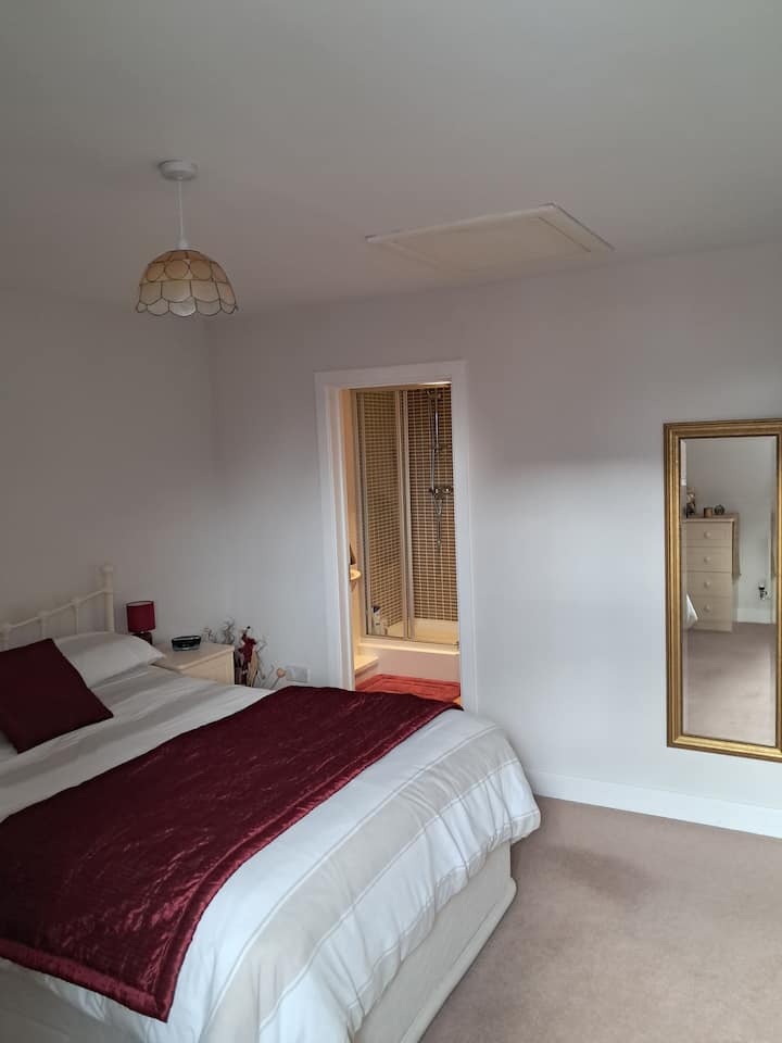 Comfy King-sized Ensuite Room - Melksham