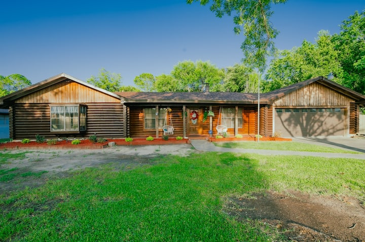 Cozy Cabin Home In Sugar Land - Sugar Land, TX