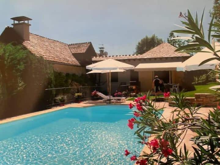 Villa Royale En Lozère
6 Personnes (L1) - Marvejols