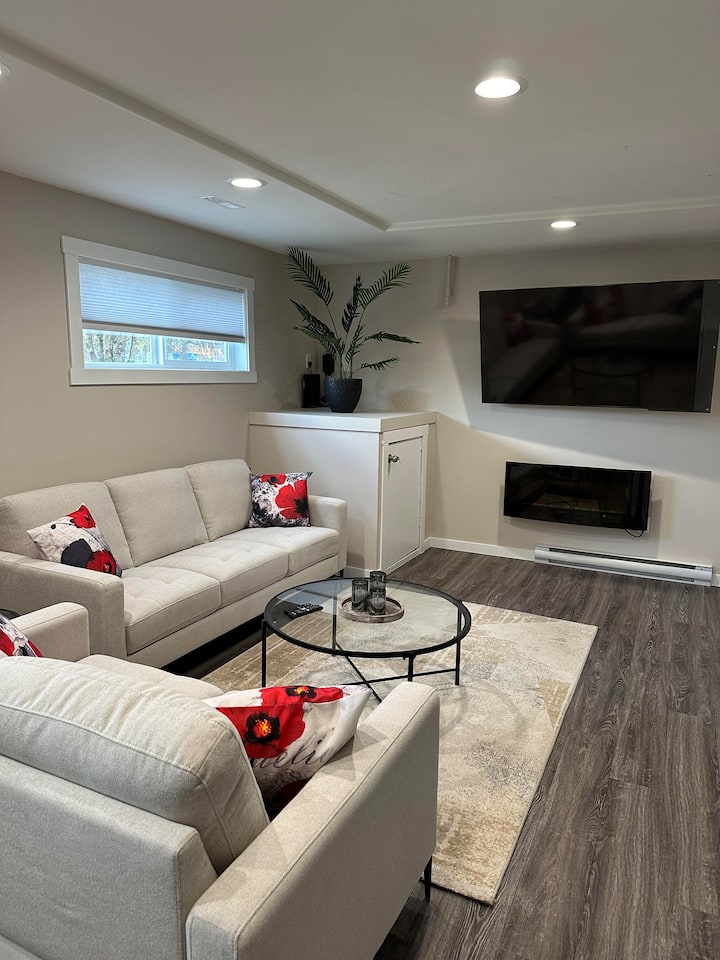 Private 2 Bedroom Suite In Smithers - スミザーズ