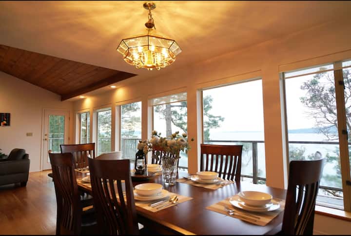 Main Floor Majesty - North Pender Island