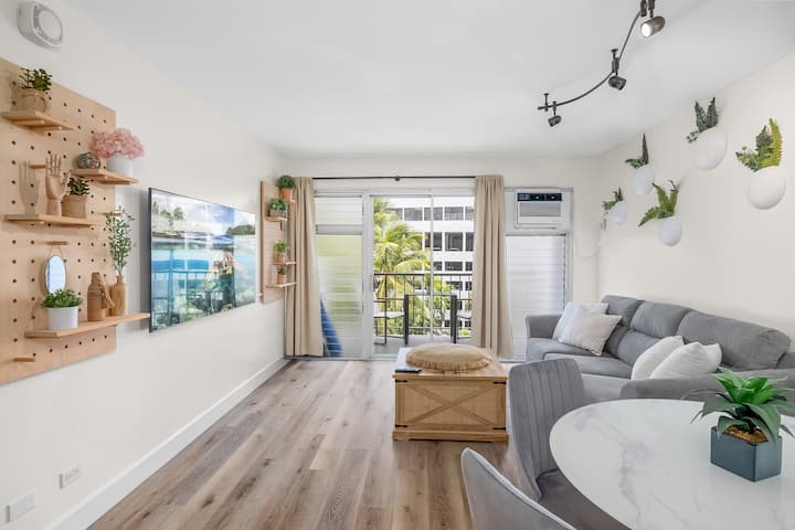 Stylish 2b/2b +Den, Central Waikiki, Parking - Honolulu, HI