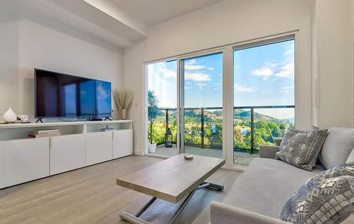 Stylish & Central Top Floor Suite @ 5 Crossings - Kelowna