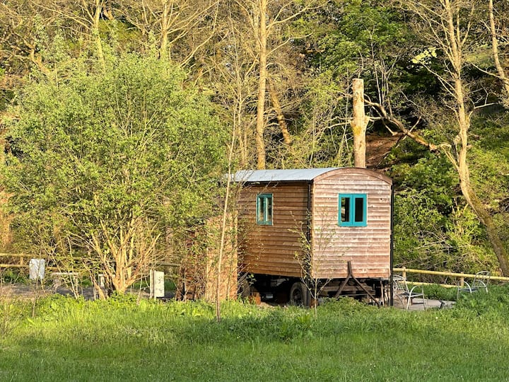 Bibi Hut -
Into The Peaks - Hathersage