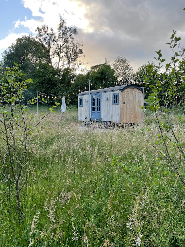 Betty Hut -
Into The Peaks - Hope Valley