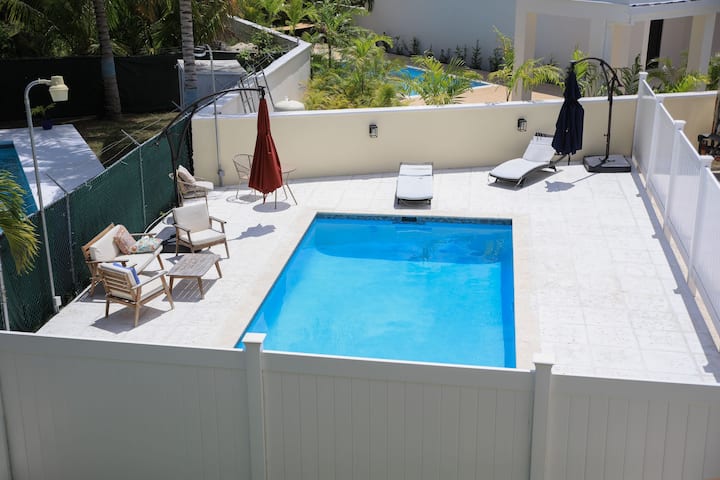 Steps To Grocery | Modern 1br Near Cable Beach - Bahamas