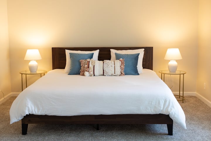 King Bed, Pool, Hot Tub, Gym & Workspace - Thousand Oaks, CA
