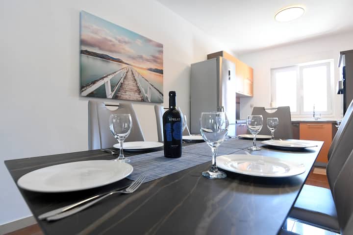 Cozy Maza Apartment With A Heated Pool - Zadar