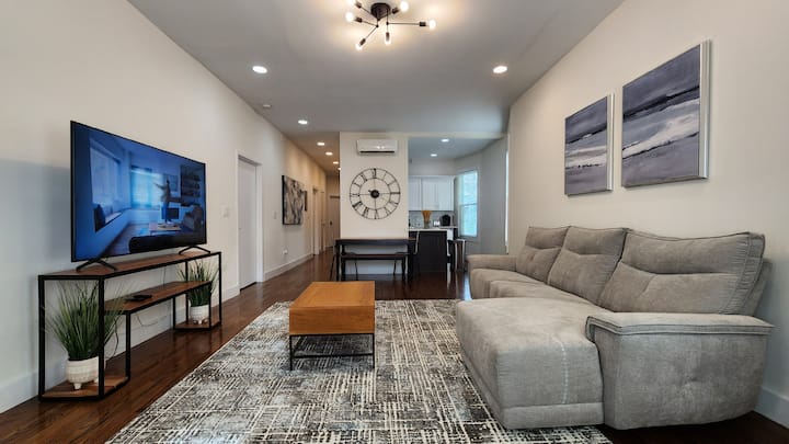 Contemporary 3 Br Apt. W Porch - The Bronx, NY