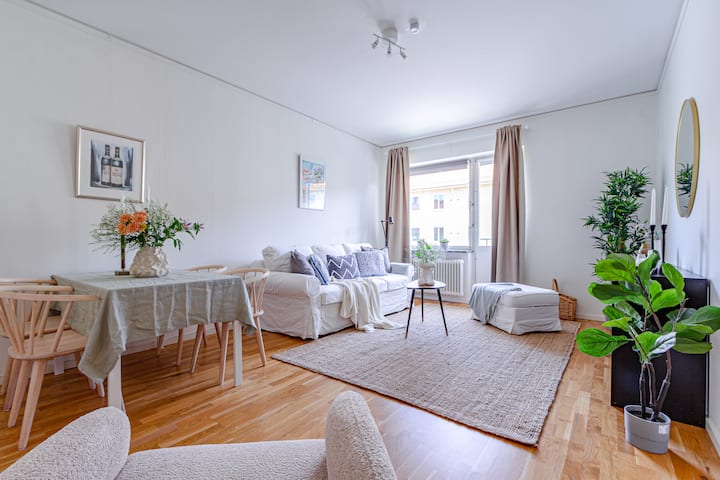 Contemporary Comfort: Balcony, Near Globen & Metro - Stockholm