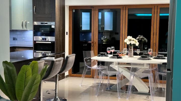 Luxurious House With Spa Bath & Private Garden - Chingford