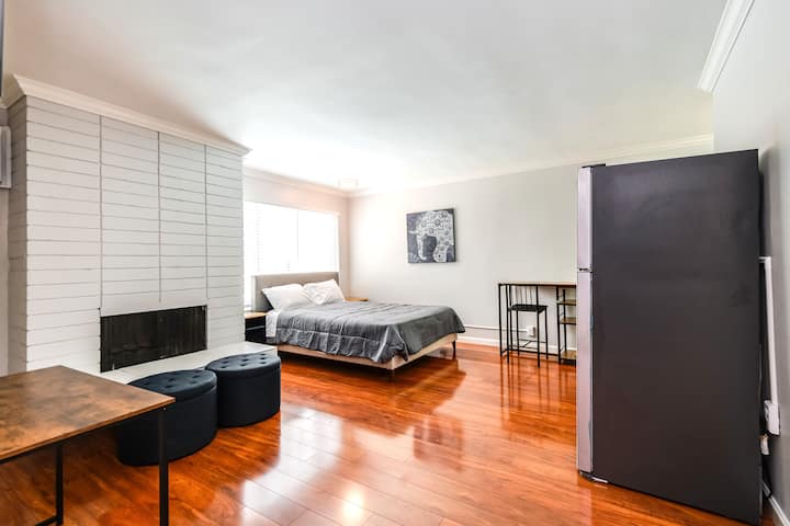 Bright & Inviting Apt With Pool And Free Parking - Burbank, CA