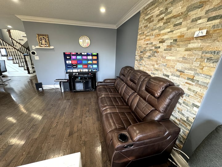 Luxurious 3 +1 Bed Semi - Milton