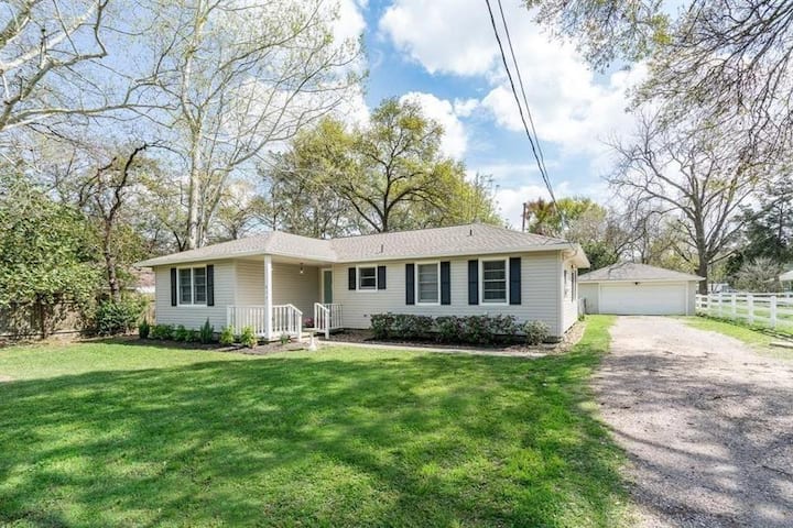 The Tomball Haus-bungalow-  3 Beds/sleeps 6 - Tomball, TX