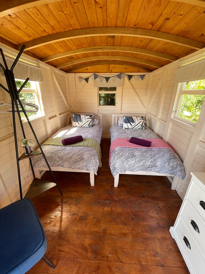Shepherd's Hut, Wing Hall Rutland, (Buttercup) - Rutland