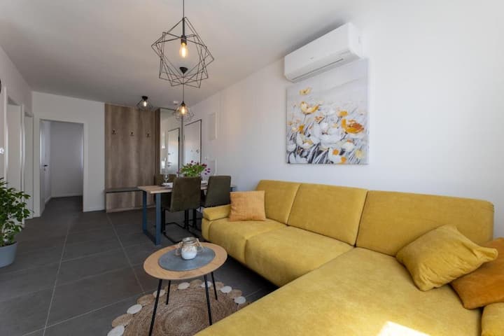 Fully Air- Conditioned 2 Bedroom Apt With Balcony - Trogir