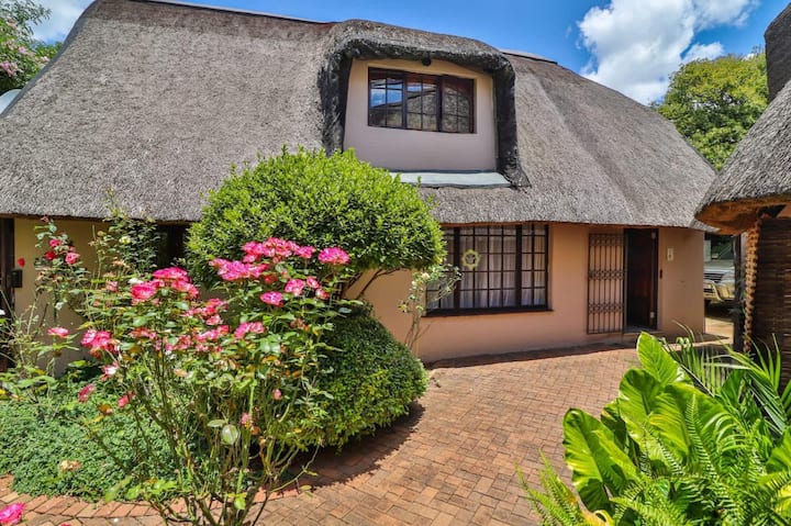 Peaceful Rose Thatch Cottage - Howick