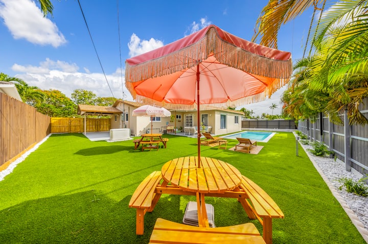 Retro Chic Retreat-heated Pool- Pingpong Table - Westchester, FL