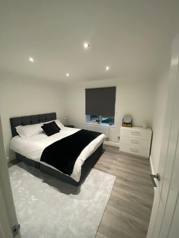 Luxury Apartment In City Centre W/ Private Parking - Peterborough