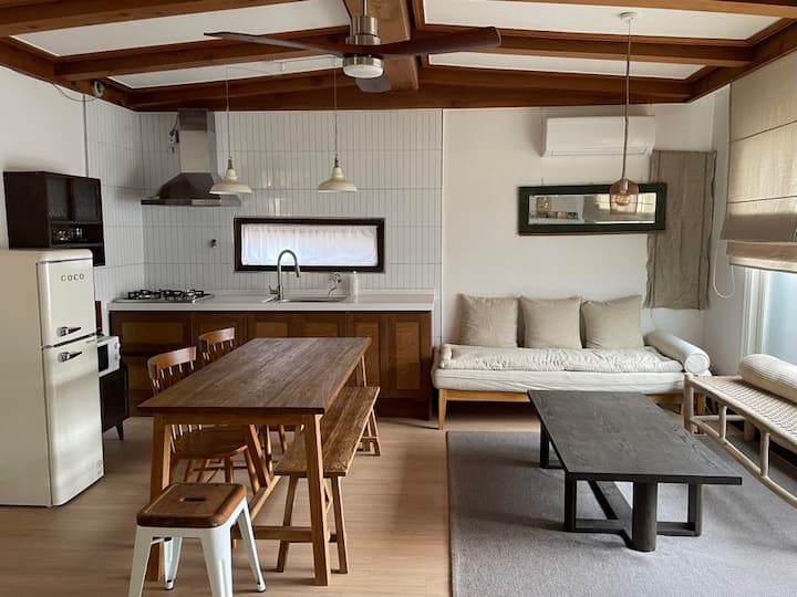 [New] 리모델링한 넓은 거실과 주방, 침실 3개, 망원시장과 한강 근처, 예쁜 인테리어 - South Korea