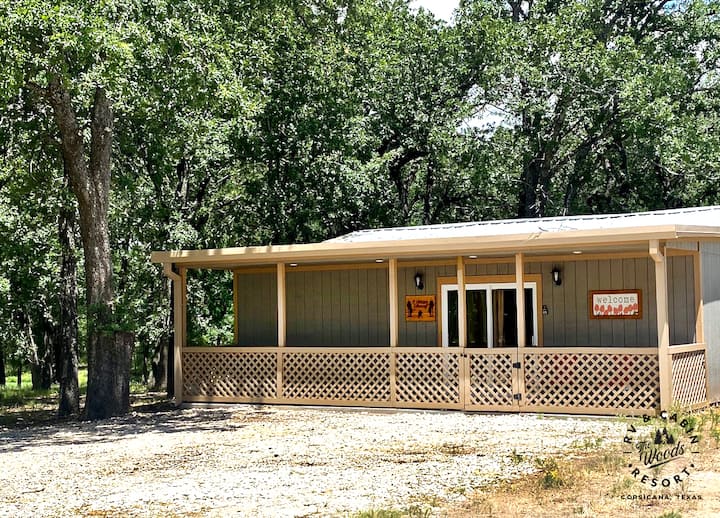 2 Bedroom Unique Getaway - Ranch Style Cabin - Corsicana, TX