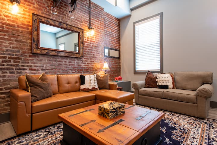 Exceptional Home
Prime Spot 
Sleeps 8
Spacious - Louisville, KY