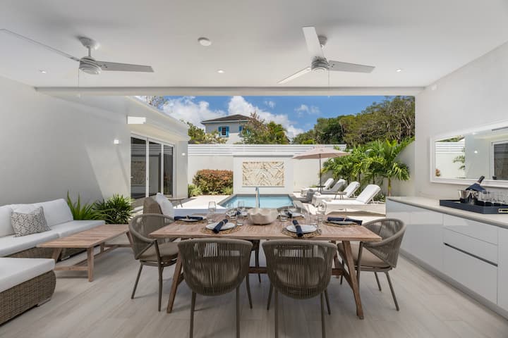 Chic Villa With Beach Access And Gym Amenities - 바베이도스