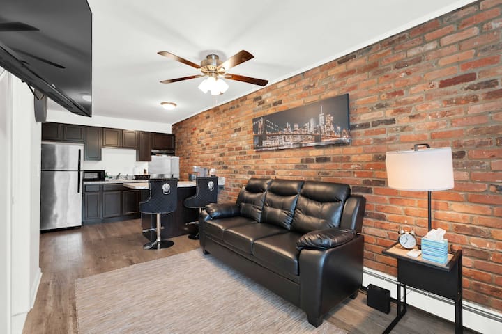 Midnight Brick Studio - Fast Wifi/ Free Parking - Sterling Heights, MI