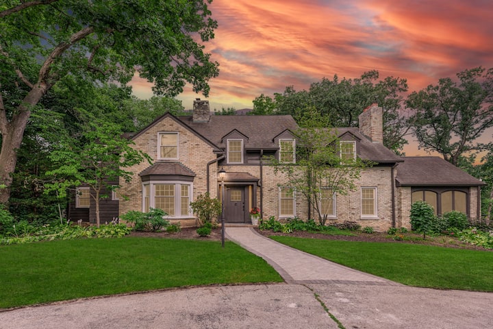 The Rock Royale: 7br/7ba Modern Chic Estate - Rockford, IL