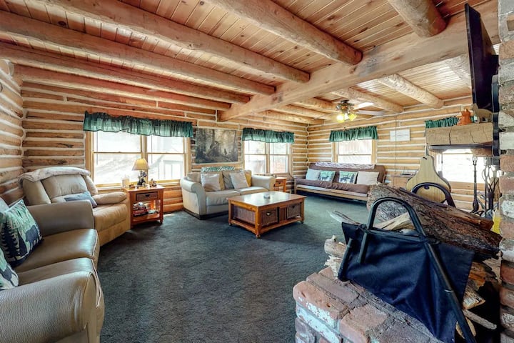 Between The Pines Log Cabin - Running Springs, CA