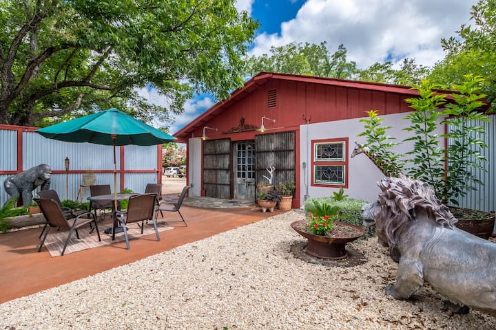 Kooyah! An African Retreat At Downright Comfort! - Comfort, TX