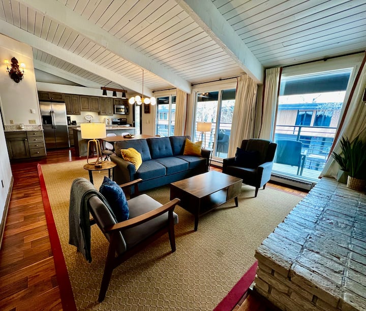 Spacious 3 Bedroom Penthouse Ac! - Aspen