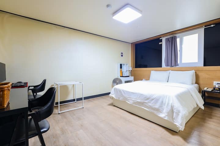 [프롬에이치 제이호텔]오산역역 1분거리! 스탠다드 더블#오산역근처#넓은주차장#깔끔숙소#커플 - Osan-si