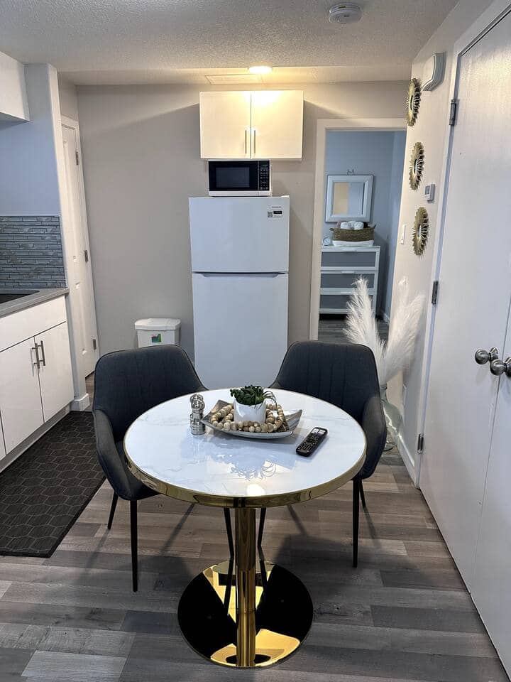 Cozy B/m Suite*1 King Bed*d/town Yeg*stadium*nait - Edmonton