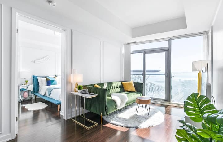 Comfort In The Clouds With Cn Tower View + Parking - Rogers Centre