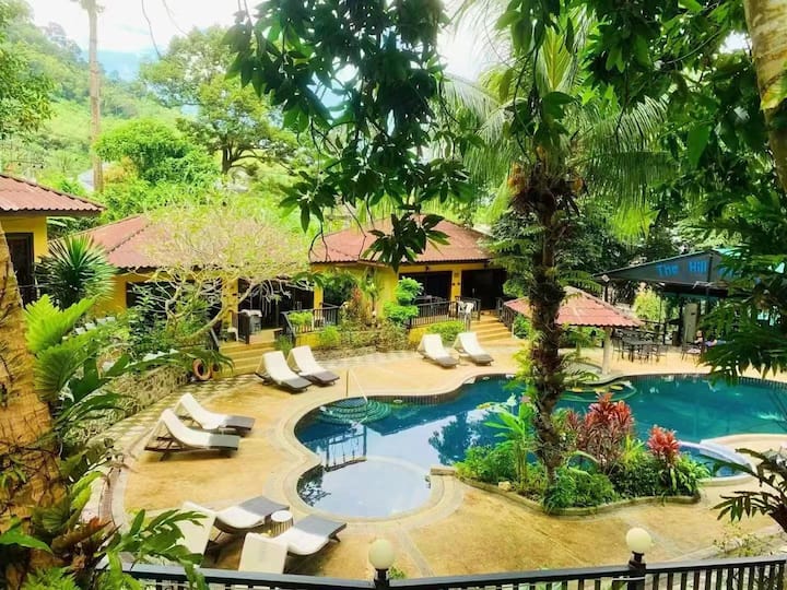 泳池度假别墅大床房 - Pa Tong