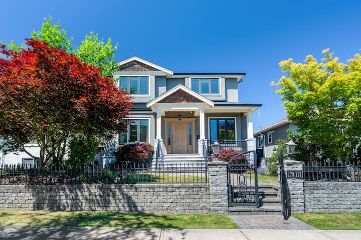 Luxury 4-bedroom Family Home - Richmond