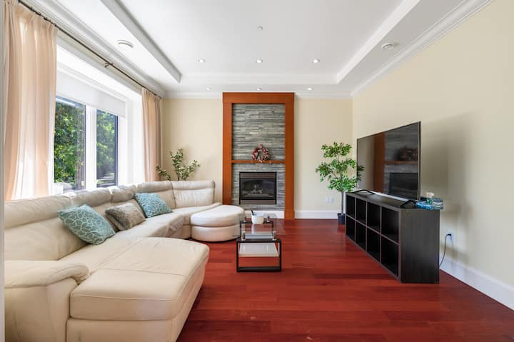 Luxury 4-bedroom Family Home - Vancouver