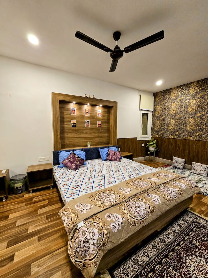 Shiva's Abode Banaras: Central Luxury Stay! - Varanasi