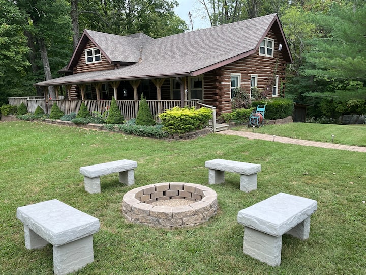 Acorn Resort, A Unique Retreat Cabin On 13 Acres - Brown County, IN