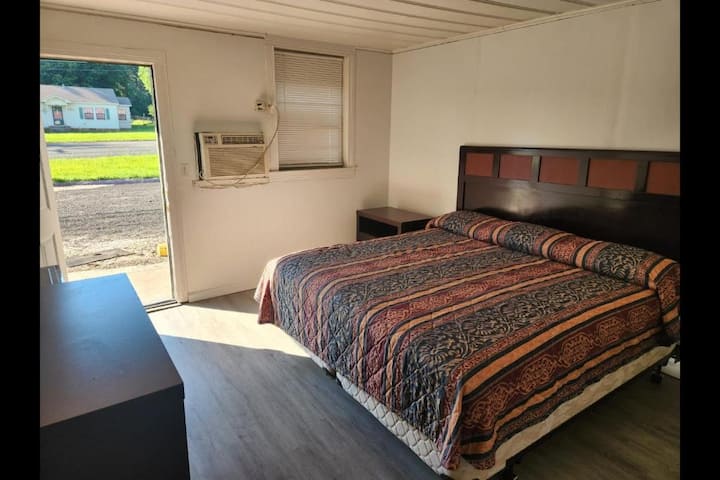 King Bed Smoking - Palestine, TX