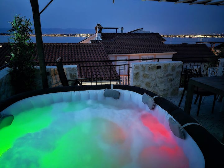 *Private Rooftop Oasis *Jacuzzi & Bbq* Sea Views* - 札達爾