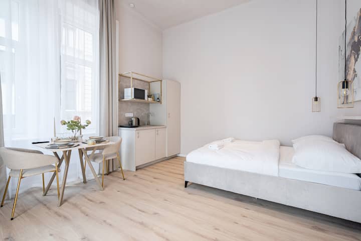 W30 Deluxe Apartment For 2 With Balcony - Budapest