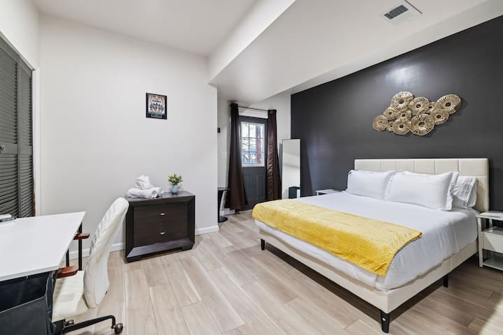 Near Downtown: Cozy Private Room + Bath - Pittsburgh, PA