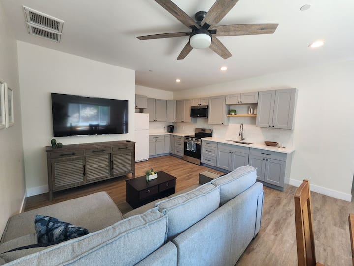 University Guesthouse - San Marcos, CA