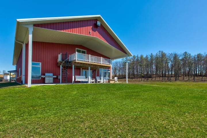 Pinewood Lodge | Game Room + Sleeps 12+ - Knoxville, IA