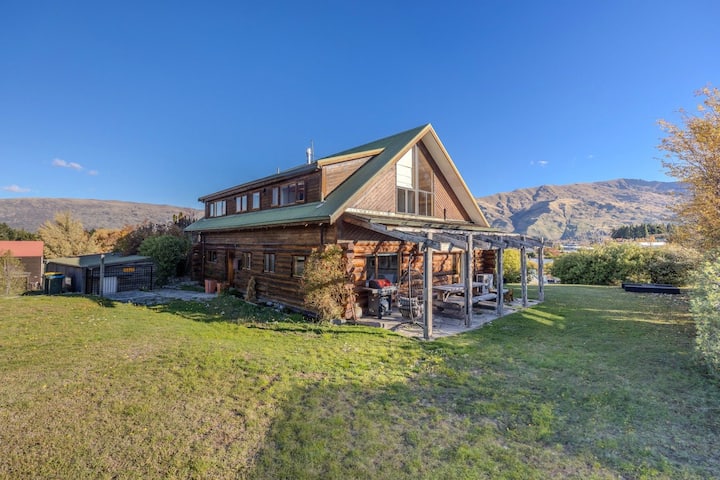 Large Ski Club Style Lodge, Views, Walk To Town - Wanaka